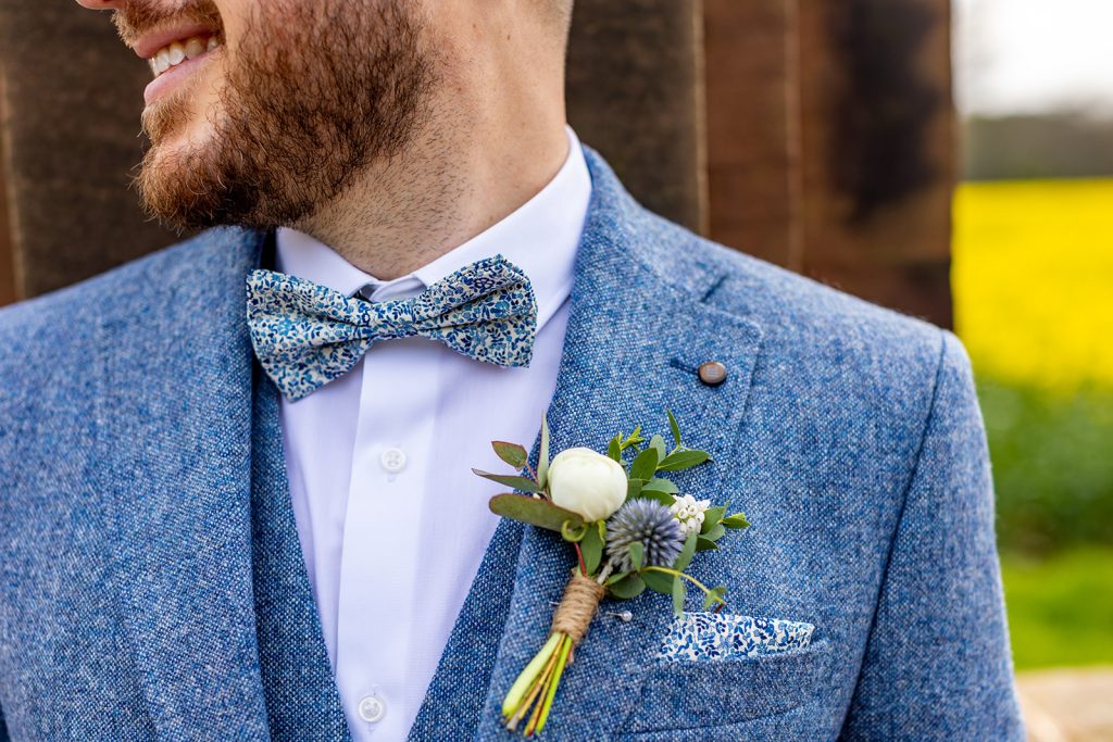 Who wears a buttonhole and how to pin onto a suit?